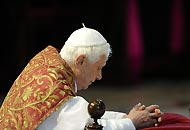 Immense joie dans l'Eglise : Marie enveloppe de son amour maternel ...